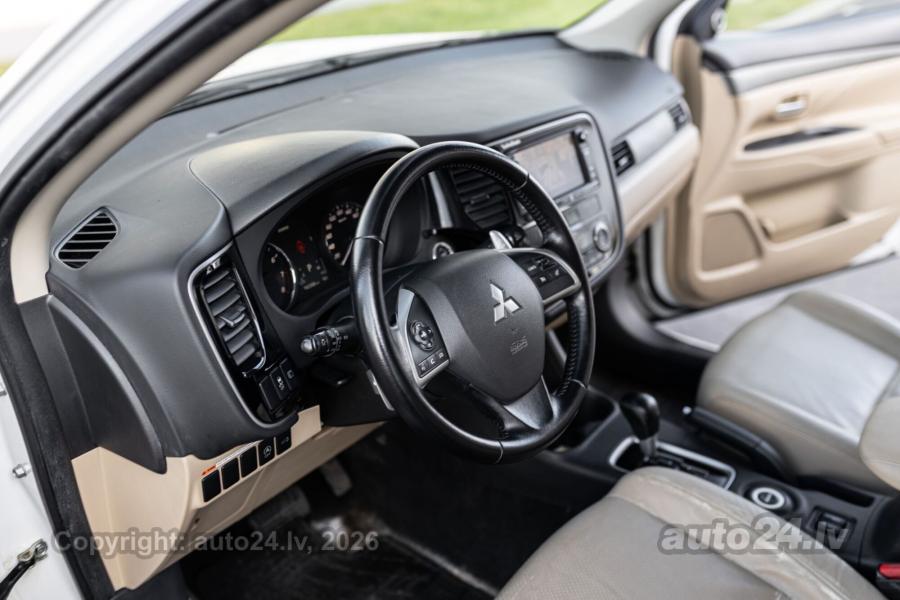 Balts Mitsubishi Outlander 2014 Tallina, ar dzinēja tilpumu 2.00 L un nobraukumu 192 tūkst. km par 6490 €, foto 16 vietnē AUTOMOTO.COM.LV