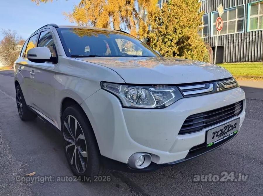 White Mitsubishi Outlander 2014 in Tallinn, with an engine capacity of 2.27 L and mileage of 250 thousand km for 11900 €, photo 1 on AUTOMOTO.COM.LV