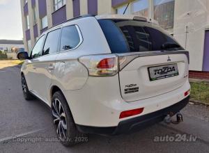 White Mitsubishi Outlander 2014 in Tallinn, with an engine capacity of 2.27 L and mileage of 250 thousand km for 11900 €, photo 3 on AUTOMOTO.COM.LV