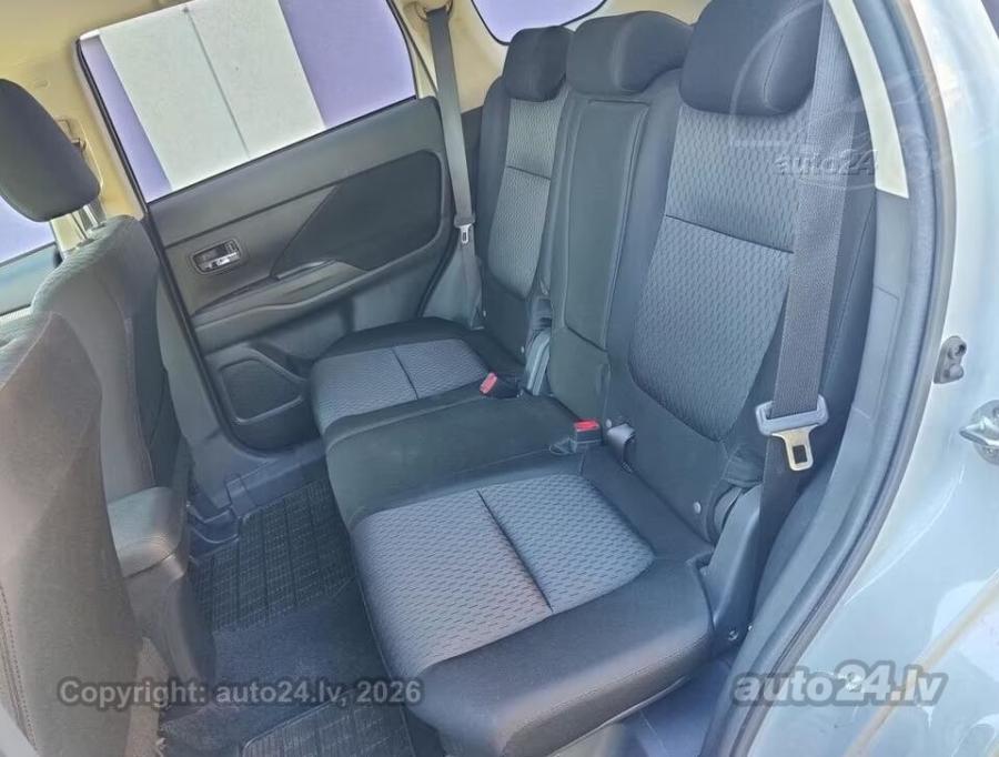 White Mitsubishi Outlander 2014 in Tallinn, with an engine capacity of 2.27 L and mileage of 250 thousand km for 11900 €, photo 6 on AUTOMOTO.COM.LV