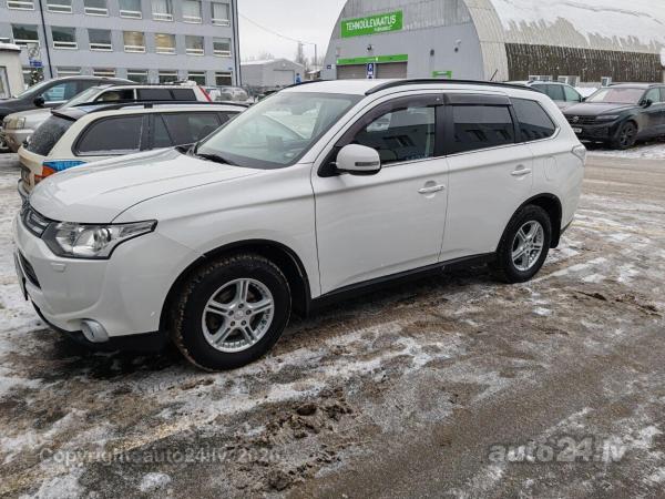 Balts Mitsubishi Outlander 2015 Tallina, ar dzinēja tilpumu 2.00 L un nobraukumu 157 tūkst. km par 9900 €, foto 1 vietnē AUTOMOTO.COM.LV