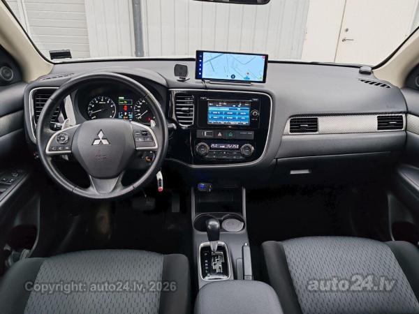 Balts Mitsubishi Outlander 2015 Tallina, ar dzinēja tilpumu 2.00 L un nobraukumu 157 tūkst. km par 9900 €, foto 6 vietnē AUTOMOTO.COM.LV