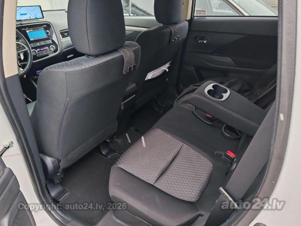 Balts Mitsubishi Outlander 2015 Tallina, ar dzinēja tilpumu 2.00 L un nobraukumu 157 tūkst. km par 9900 €, foto 7 vietnē AUTOMOTO.COM.LV