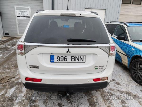 Balts Mitsubishi Outlander 2015 Tallina, ar dzinēja tilpumu 2.00 L un nobraukumu 157 tūkst. km par 9900 €, foto 8 vietnē AUTOMOTO.COM.LV
