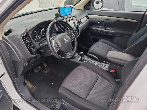 Balts Mitsubishi Outlander 2015 Tallina, ar dzinēja tilpumu 2.00 L un nobraukumu 157 tūkst. km par 9900 €, foto 9 vietnē AUTOMOTO.COM.LV
