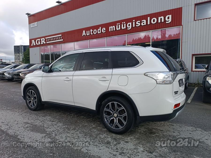 White Mitsubishi Outlander 2015 in Tallinn, with an engine capacity of 2.20 L and mileage of 112 thousand km for 11900 €, photo 3 on AUTOMOTO.COM.LV