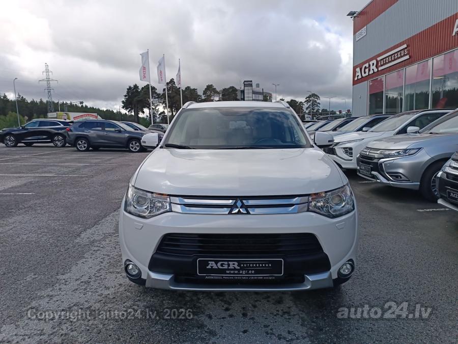 White Mitsubishi Outlander 2015 in Tallinn, with an engine capacity of 2.20 L and mileage of 112 thousand km for 11900 €, photo 4 on AUTOMOTO.COM.LV