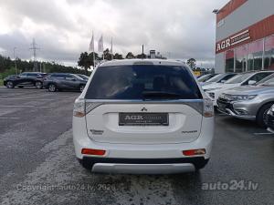 White Mitsubishi Outlander 2015 in Tallinn, with an engine capacity of 2.20 L and mileage of 112 thousand km for 11900 €, photo 5 on AUTOMOTO.COM.LV