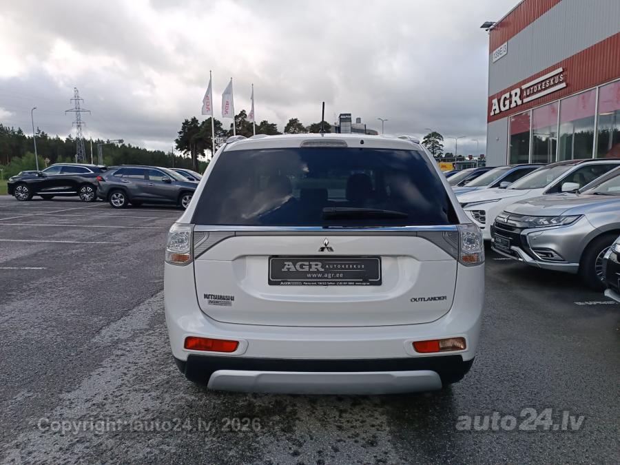White Mitsubishi Outlander 2015 in Tallinn, with an engine capacity of 2.20 L and mileage of 112 thousand km for 11900 €, photo 5 on AUTOMOTO.COM.LV