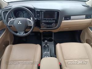 White Mitsubishi Outlander 2015 in Tallinn, with an engine capacity of 2.20 L and mileage of 112 thousand km for 11900 €, photo 6 on AUTOMOTO.COM.LV