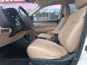 White Mitsubishi Outlander 2015 in Tallinn, with an engine capacity of 2.20 L and mileage of 112 thousand km for 11900 €, photo 8 on AUTOMOTO.COM.LV
