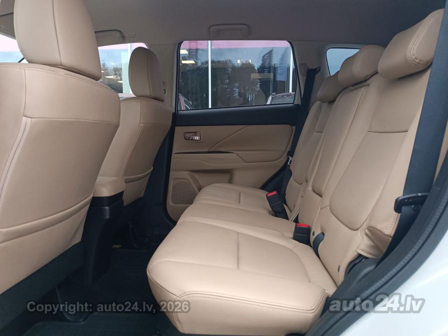 White Mitsubishi Outlander 2015 in Tallinn, with an engine capacity of 2.20 L and mileage of 112 thousand km for 11900 €, photo 9 on AUTOMOTO.COM.LV