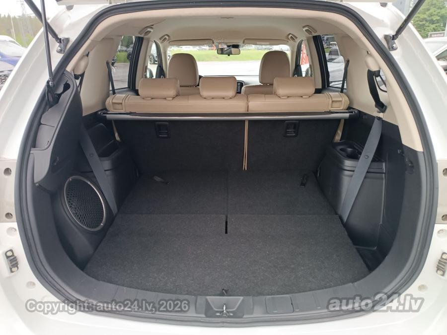 White Mitsubishi Outlander 2015 in Tallinn, with an engine capacity of 2.20 L and mileage of 112 thousand km for 11900 €, photo 11 on AUTOMOTO.COM.LV