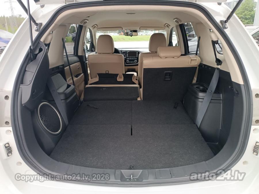 White Mitsubishi Outlander 2015 in Tallinn, with an engine capacity of 2.20 L and mileage of 112 thousand km for 11900 €, photo 12 on AUTOMOTO.COM.LV