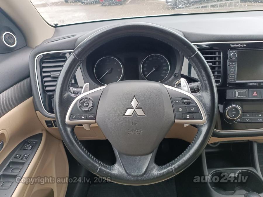 White Mitsubishi Outlander 2015 in Tallinn, with an engine capacity of 2.20 L and mileage of 112 thousand km for 11900 €, photo 16 on AUTOMOTO.COM.LV