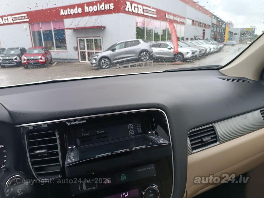 White Mitsubishi Outlander 2015 in Tallinn, with an engine capacity of 2.20 L and mileage of 112 thousand km for 11900 €, photo 18 on AUTOMOTO.COM.LV