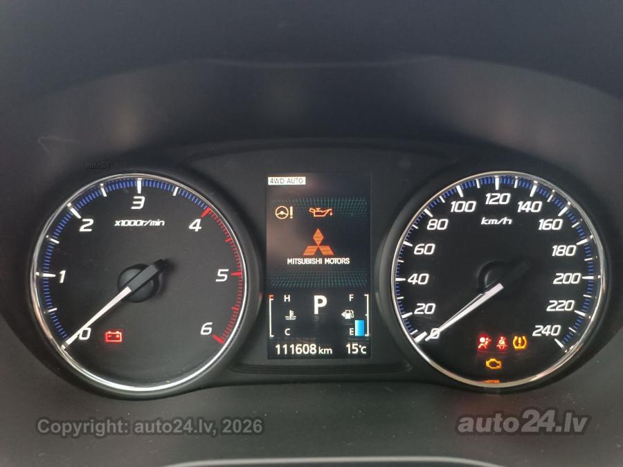 White Mitsubishi Outlander 2015 in Tallinn, with an engine capacity of 2.20 L and mileage of 112 thousand km for 11900 €, photo 20 on AUTOMOTO.COM.LV