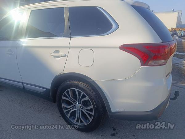 Balts Mitsubishi Outlander 2016 Tallina, ar dzinēja tilpumu 2.30 L un nobraukumu 0 tūkst. km par 11700 €, foto 4 vietnē AUTOMOTO.COM.LV