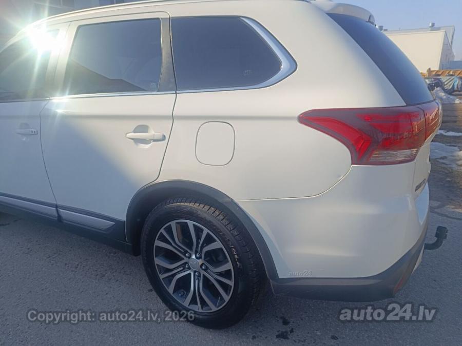 Balts Mitsubishi Outlander 2016 Tallina, ar dzinēja tilpumu 2.30 L un nobraukumu 0 tūkst. km par 11700 €, foto 4 vietnē AUTOMOTO.COM.LV