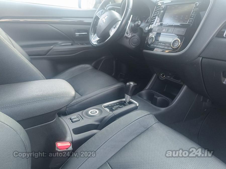 Balts Mitsubishi Outlander 2016 Tallina, ar dzinēja tilpumu 2.30 L un nobraukumu 0 tūkst. km par 11700 €, foto 14 vietnē AUTOMOTO.COM.LV