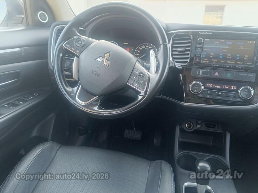 Balts Mitsubishi Outlander 2016 Tallina, ar dzinēja tilpumu 2.30 L un nobraukumu 0 tūkst. km par 11700 €, foto 23 vietnē AUTOMOTO.COM.LV