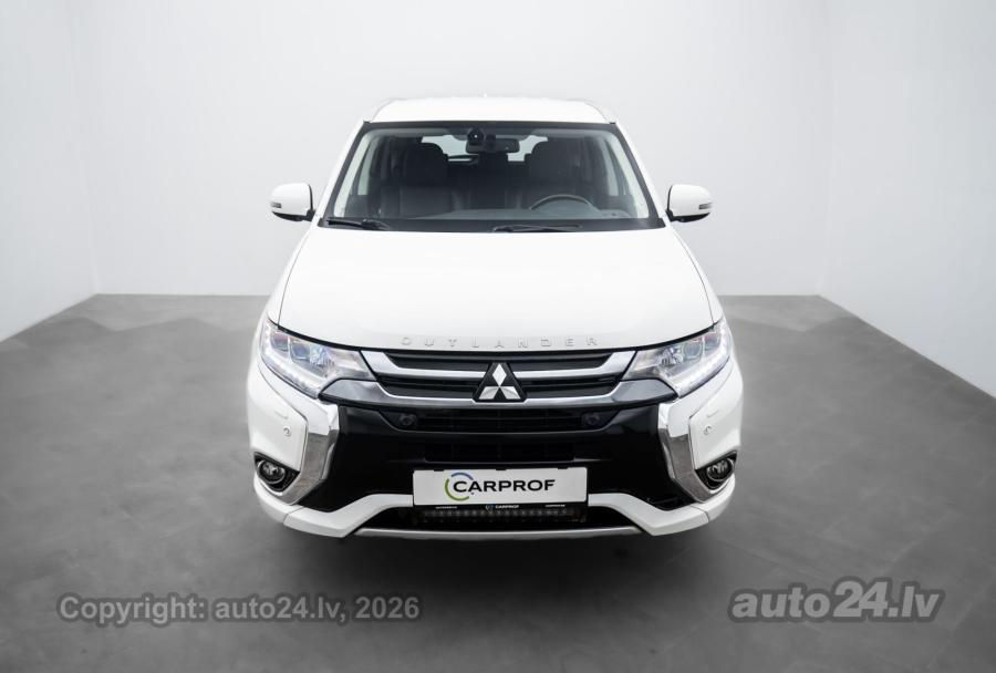 Balts Mitsubishi Outlander 2016 Tallina, ar dzinēja tilpumu 2.00 L un nobraukumu 186 tūkst. km par 11899 €, foto 3 vietnē AUTOMOTO.COM.LV