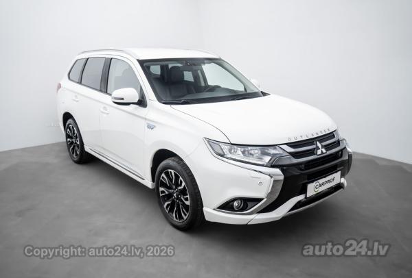 White Mitsubishi Outlander 2016 in Tallinn, with an engine capacity of 2.00 L and mileage of 186 thousand km for 11899 €, photo 3 on AUTOMOTO.COM.LV