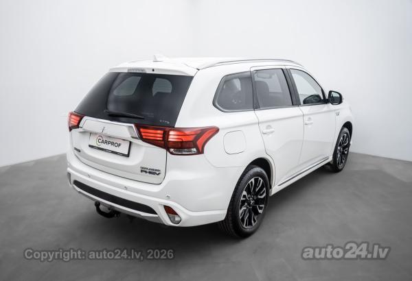 White Mitsubishi Outlander 2016 in Tallinn, with an engine capacity of 2.00 L and mileage of 186 thousand km for 11899 €, photo 4 on AUTOMOTO.COM.LV