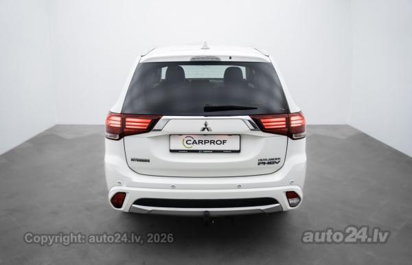 White Mitsubishi Outlander 2016 in Tallinn, with an engine capacity of 2.00 L and mileage of 186 thousand km for 11899 €, photo 5 on AUTOMOTO.COM.LV
