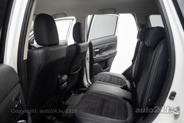 White Mitsubishi Outlander 2016 in Tallinn, with an engine capacity of 2.00 L and mileage of 186 thousand km for 11899 €, photo 8 on AUTOMOTO.COM.LV