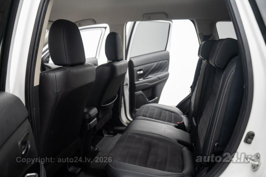 Balts Mitsubishi Outlander 2016 Tallina, ar dzinēja tilpumu 2.00 L un nobraukumu 186 tūkst. km par 11899 €, foto 9 vietnē AUTOMOTO.COM.LV