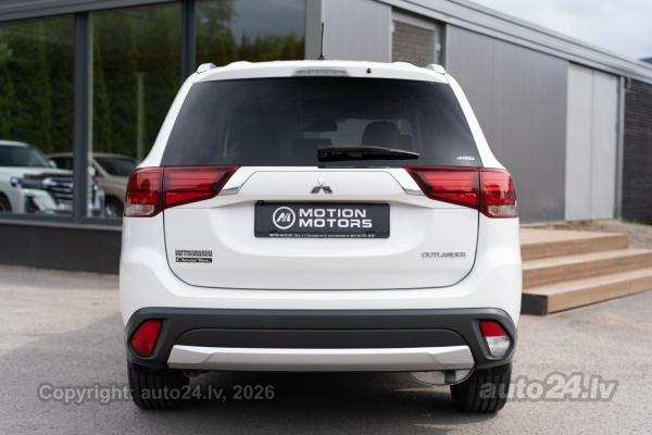 Balts Mitsubishi Outlander 2016 Tallina, ar dzinēja tilpumu 2.00 L un nobraukumu 100 tūkst. km par 15900 €, foto 4 vietnē AUTOMOTO.COM.LV