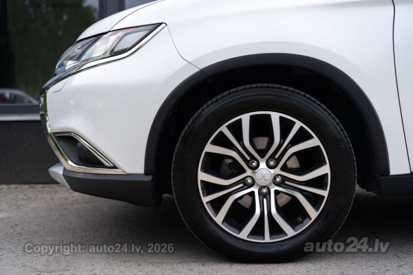 Balts Mitsubishi Outlander 2016 Tallina, ar dzinēja tilpumu 2.00 L un nobraukumu 100 tūkst. km par 15900 €, foto 5 vietnē AUTOMOTO.COM.LV