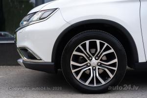 White Mitsubishi Outlander 2016 in Tallinn, with an engine capacity of 2.00 L and mileage of 100 thousand km for 15900 €, photo 6 on AUTOMOTO.COM.LV