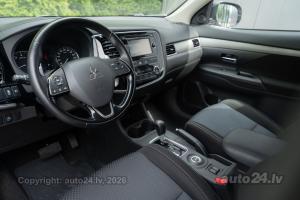 White Mitsubishi Outlander 2016 in Tallinn, with an engine capacity of 2.00 L and mileage of 100 thousand km for 15900 €, photo 7 on AUTOMOTO.COM.LV