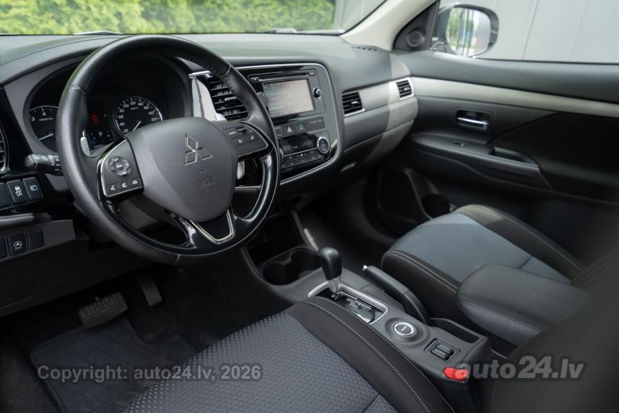 White Mitsubishi Outlander 2016 in Tallinn, with an engine capacity of 2.00 L and mileage of 100 thousand km for 15900 €, photo 7 on AUTOMOTO.COM.LV