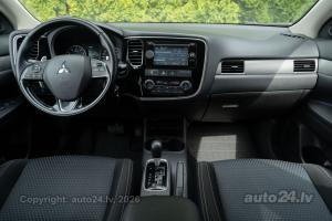White Mitsubishi Outlander 2016 in Tallinn, with an engine capacity of 2.00 L and mileage of 100 thousand km for 15900 €, photo 8 on AUTOMOTO.COM.LV