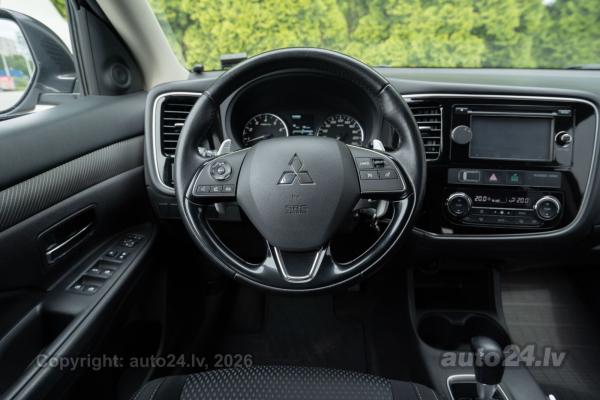 Balts Mitsubishi Outlander 2016 Tallina, ar dzinēja tilpumu 2.00 L un nobraukumu 100 tūkst. km par 15900 €, foto 8 vietnē AUTOMOTO.COM.LV