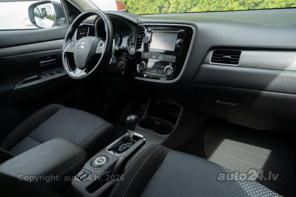 Balts Mitsubishi Outlander 2016 Tallina, ar dzinēja tilpumu 2.00 L un nobraukumu 100 tūkst. km par 15900 €, foto 9 vietnē AUTOMOTO.COM.LV