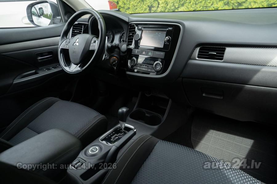 White Mitsubishi Outlander 2016 in Tallinn, with an engine capacity of 2.00 L and mileage of 100 thousand km for 15900 €, photo 10 on AUTOMOTO.COM.LV