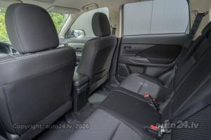 White Mitsubishi Outlander 2016 in Tallinn, with an engine capacity of 2.00 L and mileage of 100 thousand km for 15900 €, photo 11 on AUTOMOTO.COM.LV