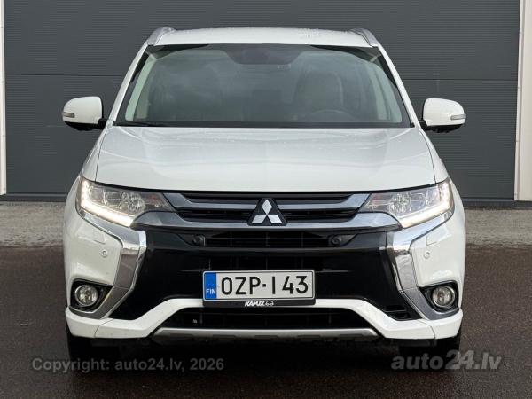 White Mitsubishi Outlander 2016 in Tallinn, with an engine capacity of 2.00 L and mileage of 124 thousand km for 13900 €, photo 2 on AUTOMOTO.COM.LV