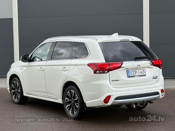 White Mitsubishi Outlander 2016 in Tallinn, with an engine capacity of 2.00 L and mileage of 124 thousand km for 13900 €, photo 4 on AUTOMOTO.COM.LV
