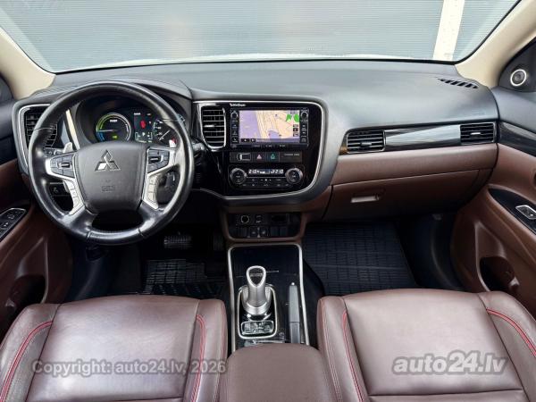 White Mitsubishi Outlander 2016 in Tallinn, with an engine capacity of 2.00 L and mileage of 124 thousand km for 13900 €, photo 9 on AUTOMOTO.COM.LV