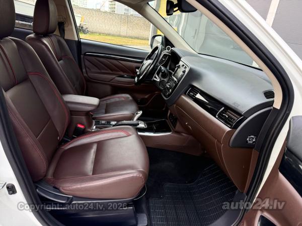White Mitsubishi Outlander 2016 in Tallinn, with an engine capacity of 2.00 L and mileage of 124 thousand km for 13900 €, photo 10 on AUTOMOTO.COM.LV