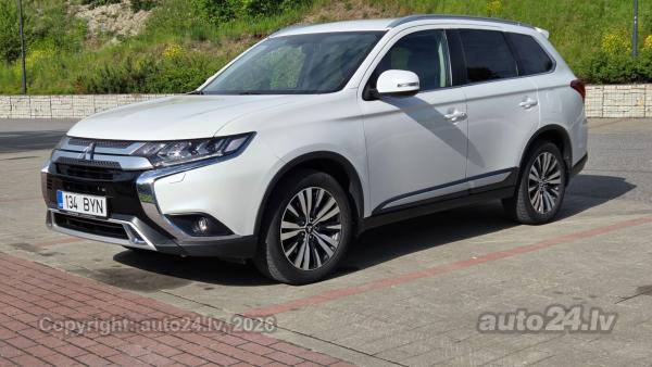 White Mitsubishi Outlander 2018 in Tallinn, with an engine capacity of 2.00 L and mileage of 121 thousand km for 14900 €, photo 2 on AUTOMOTO.COM.LV