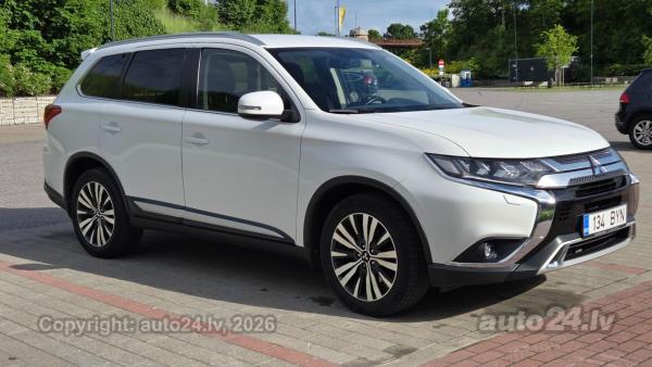 White Mitsubishi Outlander 2018 in Tallinn, with an engine capacity of 2.00 L and mileage of 121 thousand km for 14900 €, photo 3 on AUTOMOTO.COM.LV
