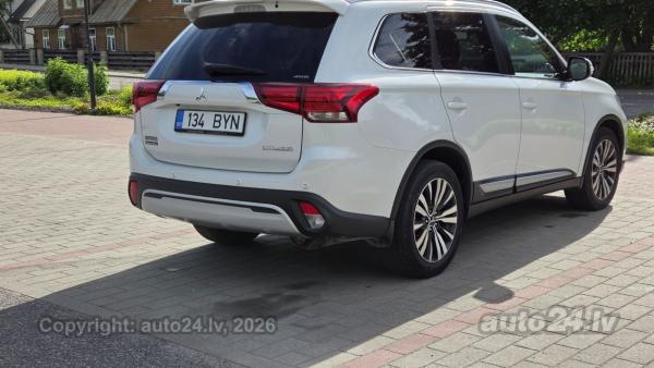 White Mitsubishi Outlander 2018 in Tallinn, with an engine capacity of 2.00 L and mileage of 121 thousand km for 14900 €, photo 5 on AUTOMOTO.COM.LV
