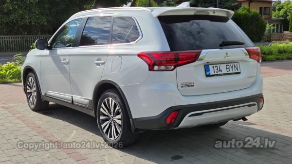 White Mitsubishi Outlander 2018 in Tallinn, with an engine capacity of 2.00 L and mileage of 121 thousand km for 14900 €, photo 6 on AUTOMOTO.COM.LV