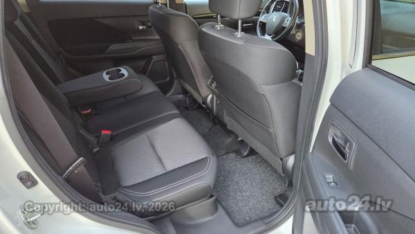White Mitsubishi Outlander 2018 in Tallinn, with an engine capacity of 2.00 L and mileage of 121 thousand km for 14900 €, photo 8 on AUTOMOTO.COM.LV